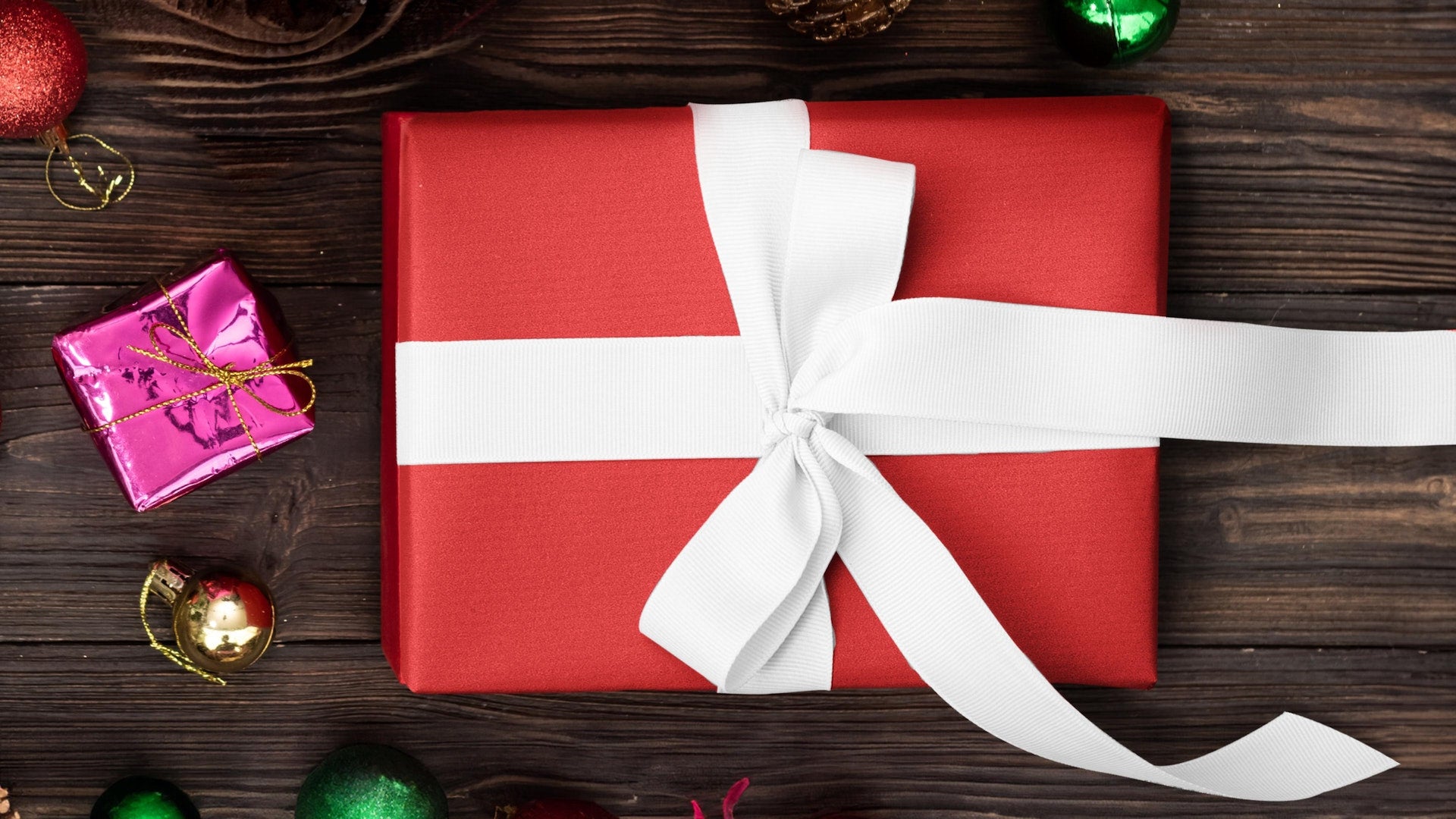 Making Holiday Gift Wraps Extra 'Chic' with Chalk Markers